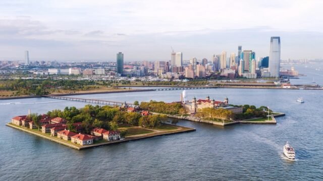 Your Complete Guide to Visiting Ellis Island - Isle Keys